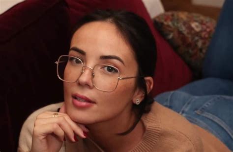 Agathe Auproux Dans Un Haut Qui Dévoile Largement Sa Poitrine Elle Est Envoutante Vidé