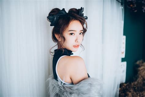 拍寫真也要挑戰極限！「小隻女孩」雅涵kimi在雪地裡穿著比基尼，衝擊的反差美感 Mgs美女番号网