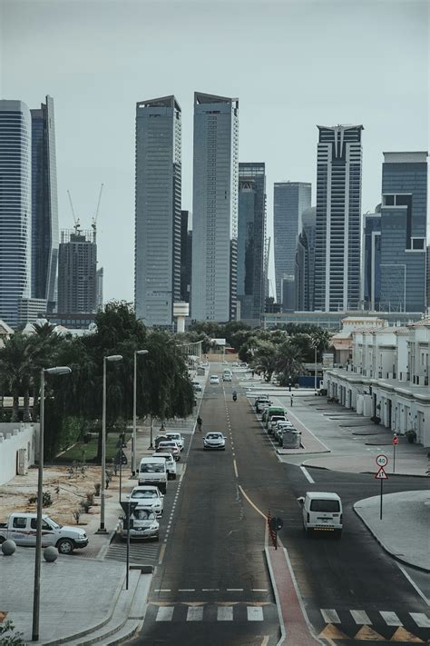 고층 건물이 많은 도시 거리의 모습 사진 Unsplash의 무료 도시의 이미지