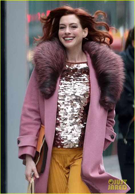 Anne Hathaway Debuts New Red Hair On Modern Love Set Photo Anne Hathaway Pictures