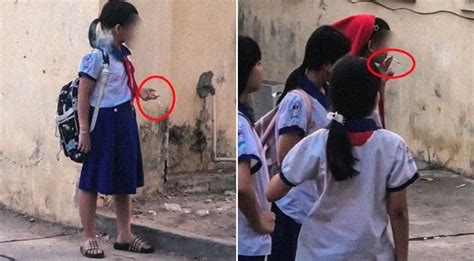 Một nhóm học sinh nữ trường tiểu học hút thuốc trong sân trường