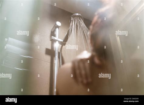Teen mädchen in der dusche Fotos und Bildmaterial in hoher Auflösung Alamy