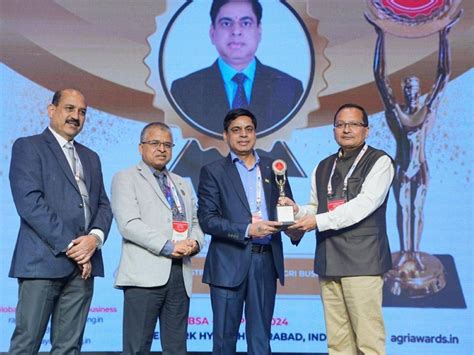 gencrest s satish tiwari honoured with leader with strategic vision in