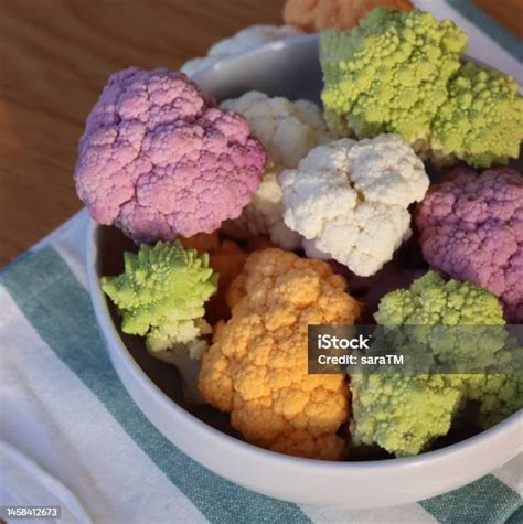 다양한 종류의 콜리플라워와 로마 양배추를 나무 테이블에 담아 0명에 대한 스톡 사진 및 기타 이미지 0명 건강한 식생활 꽃 양배추 Istock