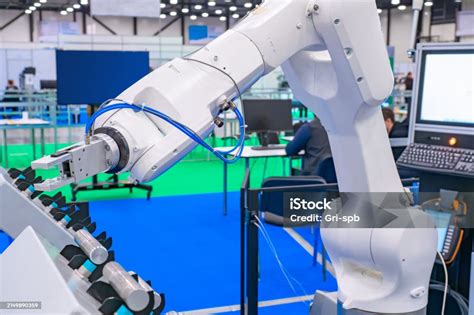 기술 실험실을 배경으로 한 로봇 손 산업용 매니퓰레이터 시연 생산을 위한 로봇 작동 설정 생산 자동화 직장 속의 로봇 공장 산업