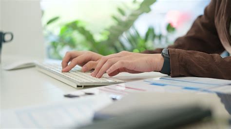 사무실 책상에서 일하는 잘린 총격전 사업가 무선 키보드로 타이핑하는 손 20 24세에 대한 스톡 사진 및 기타 이미지 20 24세 거래 내역서 경영자 Istock