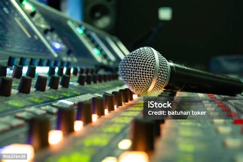 듀얼 마이크 다이얼 노브 및 슬라이드 바와 전문 음악 믹서 콘솔에 넣어 12 채널 마이크와 녹음 장비는 전문 음악 가 수의 음성 휴식 시간입니다 Dj에 대한 스톡 사진 및