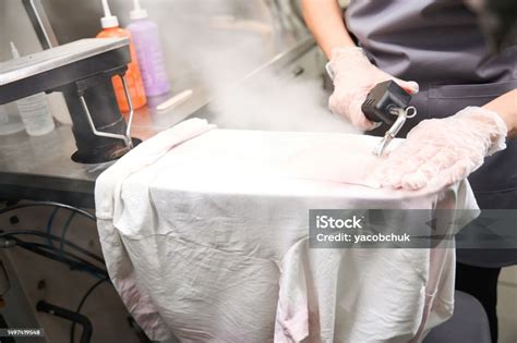 스팀 건을 사용하여 전처리를 하는 드라이 클리닝 서비스 작업자 드라이클리닝에 대한 스톡 사진 및 기타 이미지 드라이클리닝 때묻은 의류 Istock