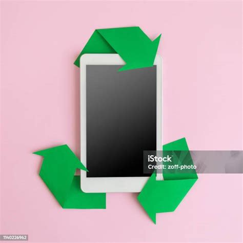 디지털 태블릿 장치 및 종이 추상적으로 만든 재활용 아이콘의 평면 누워 빈 화면 복사 공간 재활용에 대한 스톡 사진 및 기타 이미지 Istock