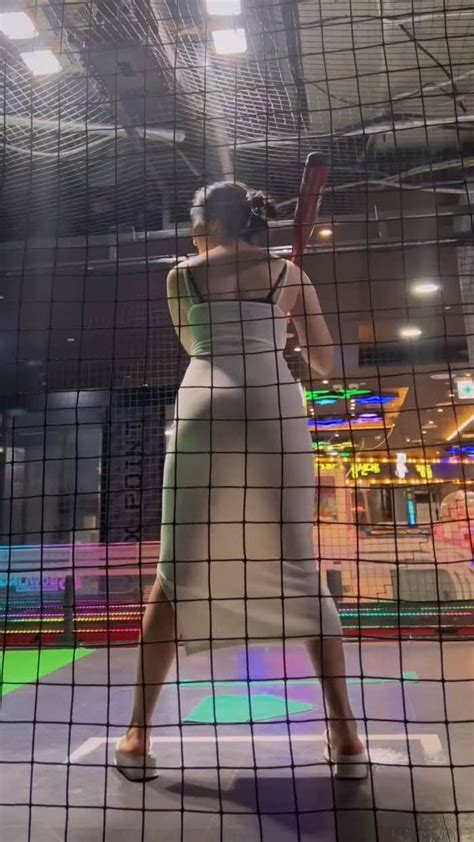 야구 연습장에서 몸매 다비치게 입은 화끈한 동탄 미시녀 ㄷㄷ 영상 Issueiyagi