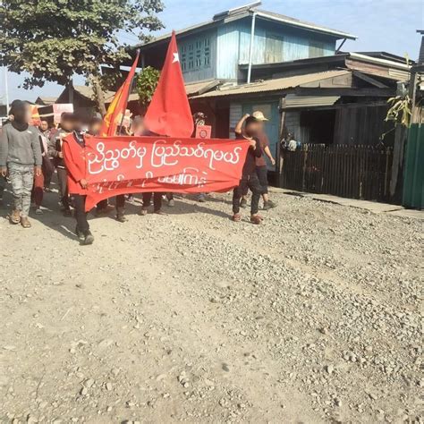 ညီညွတ်မှ ပြည်သစ်ရမယ် ဘုံရန်သူကိုမမေ့ကြနဲ့ စာတန်း ကိုင်ဆောင်ကာ ကလေးမ
