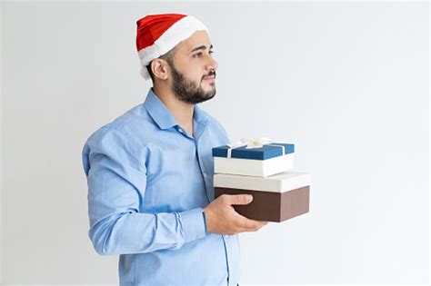 심각한 남자 산타 클로스 모자를 착용 하 고 선물 상자를 들고 개념에 대한 스톡 사진 및 기타 이미지 개념 고객 긍정적인 감정 표현 Istock