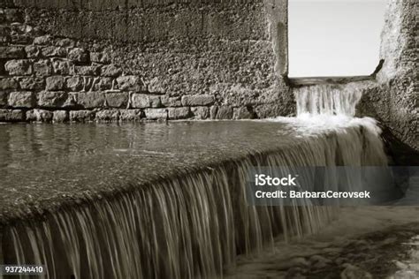 흑인과 백인 파도 함께 해 수와 조 수 수영장의 건설의 클로즈업 건설 산업에 대한 스톡 사진 및 기타 이미지 건설 산업