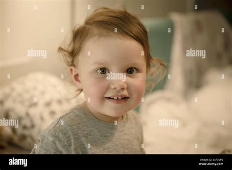 Cute Baby Girl Blonde Curly Fotos Und Bildmaterial In Hoher Aufl Sung Alamy