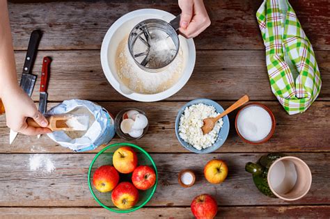 여자와 그릇에 밀가루를 부 어 반죽을 반죽 하 고 개념 요리 베이킹 위에서 볼 수 있습니다 텍스트에 대 한 여유 공간입니다 가정 주방에 대한 스톡 사진 및 기타 이미지