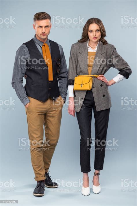 아름 다운 세련 된 커플 정장 착용 회색 배경에 포즈 하는 동안 카메라를 보고 2명에 대한 스톡 사진 및 기타 이미지 2명 가방 남자 Istock