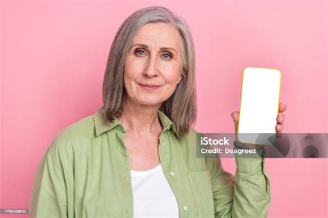 성공 자신감 은퇴 한 아가씨가 세련된 옷을 입고 전화 메뉴 빈 공간을 보여주는 사진 분홍색 색상 배경에 고립 된 Brand Name Smart Phone에 대한 스톡 사진