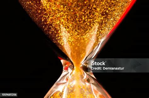 모래와 황금 반짝이 모래 시계 그것은 카운트 다운 마감 또는 복사 공간에 폐쇄로 통과 시간을 측정의 유리 제 전구를 통과 0명에 대한 스톡 사진 및 기타 이미지 Istock