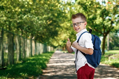 학교 돌아가기 거리에는 배낭 초등학교에서 소년 지식 9 월 1 일 학교 시작의 날의 개념 가방에 대한 스톡 사진 및 기타 이미지 Istock