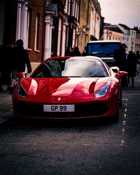 도로에 빨간 차량 · 무료 스톡 사진