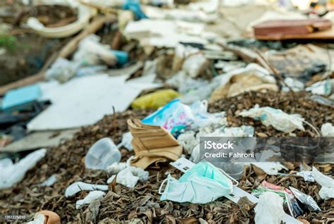 사용 된 얼굴 마스크는 가정용 쓰레기에 폐기 비위생적 관리를 통해 의료 폐기물 처리 지역 사회에서 오염 된 폐기물 일회용 이어루프 페이스 마스크 는 바닥에 쓰레기를 낭비