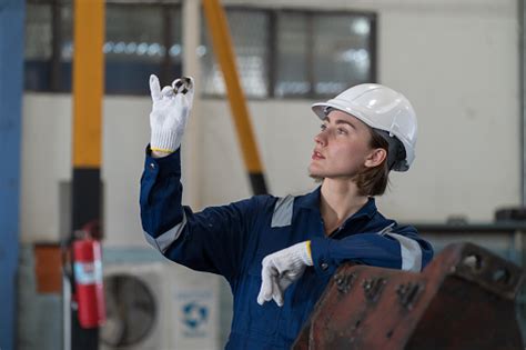 안전 유니폼 헬멧 및 장갑을 착용하고 산업 공장에서 Cnc 기계의 부품 품질을 검사하고 검사하는 여성 엔지니어 노동자 백인 여성 기술자 노동자 유지 보수 선반 기계 20