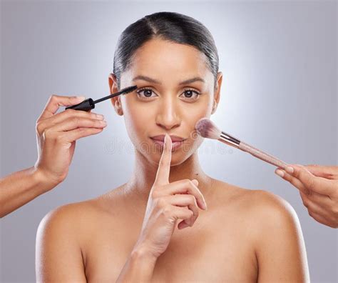 Nessuno Deve Sapere Che Indossa Il Trucco Una Giovane Donna Attraente Che Posava Con Il Dito