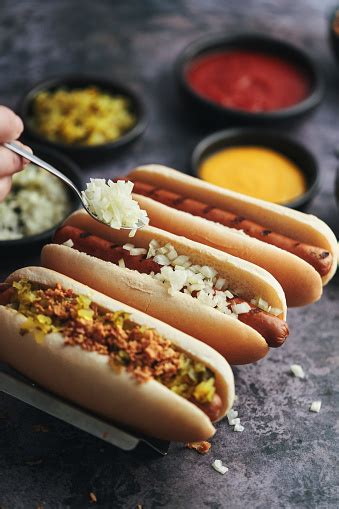 구운 양파 피클 렐리시 머스타드 케첩 및 다양한 토핑을 곁들인 핫도그의 변형 건강한 식생활에 대한 스톡 사진 및 기타 이미지