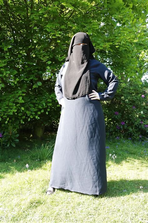Muslim Burqa Niqab Suspenders Outdoors Flashing 86 Nude Pics 2