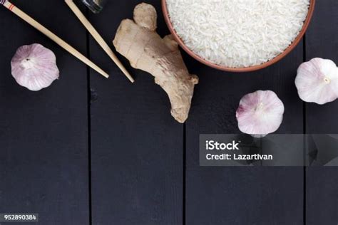 다양 한 아시아 채식 요리 재료입니다 견과류 야채 생강 루트입니다 신선한 채소 딜 파 슬 리 쌀 땅콩과 검은 배경에 향신료 공간에 복사 합니다 중국 젓가락 건강관리와 의술에