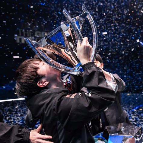 더쿠 [lol]우승하고도 혼자 우승컵 못 들어올린 프로게이머