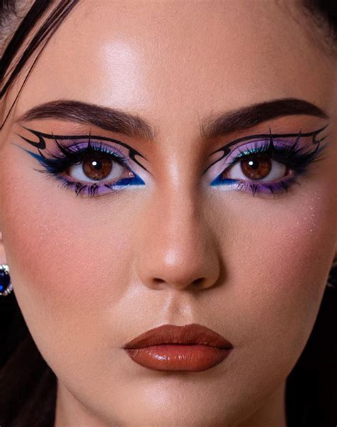 50 Vibrant Makeup Looks For Bright Weather Blue And Black Graphic Lines