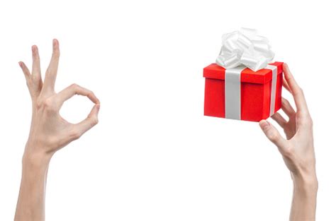 축 하와 선물의 테마 흰색 리본 및 활 스튜디오에서 흰색 배경에 고립 된 가장 아름 다운 선물 빨간색 상자에 포장 하는 선물을 들고 손 기념일에 대한 스톡 사진 및 기타