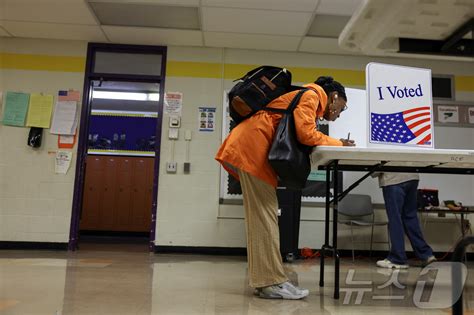 포토 신중히 투표지 기입하는 美 유권자 뉴스1
