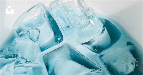 흰색 표면에 얼음 조각의 클로즈업 사진 Unsplash의 무료 미의 이미지