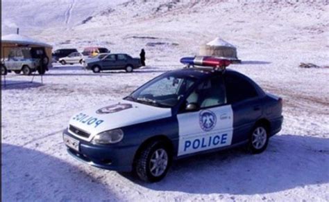 Сурагчид нь зодоон хийсэн сургуулийн захирал ажлаа өгнө