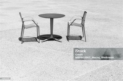 빈 테이블에 있는 두 개의 의자의 흑백 사진 텍스트를 위한 공간 금속에 대한 스톡 사진 및 기타 이미지 금속 야외 의자