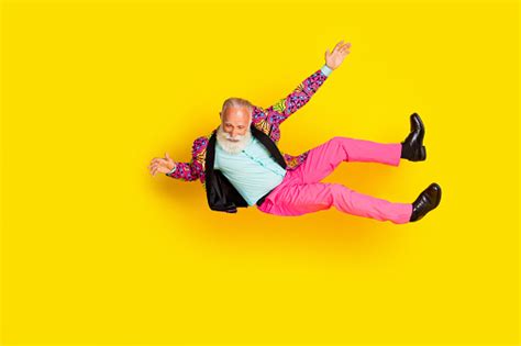 연금 수령자 아저씨가 떨어지는 모습 빈 공간을 내려다 보는 화려한 분홍색 고급스러운 옷 절연 통하고 있는 노란색 배경 55 59세에 대한 스톡 사진 및 기타 이미지 Istock