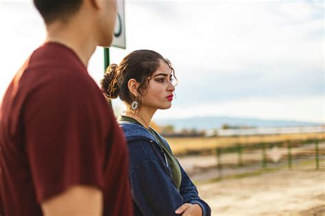 히스패닉 남성과 여성 형제 건강 및 피트니스 산책 야외 에서 함께 미국 서부 아프리카라틴어 라이프 스타일 사진 시리즈에서 멕시코 미국 젊은 성인과 함께 양질의 시간을 보내고