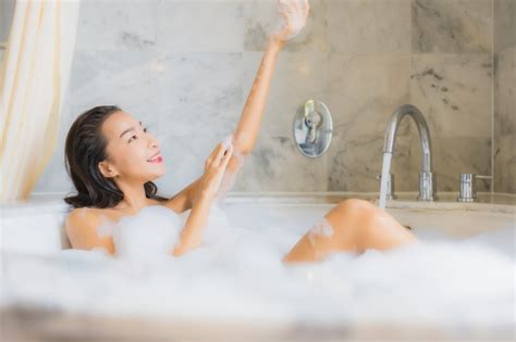 Kenali Manfaat Berbeda Dari Sabun Cair Shower Gel Dan Sabun Batangan