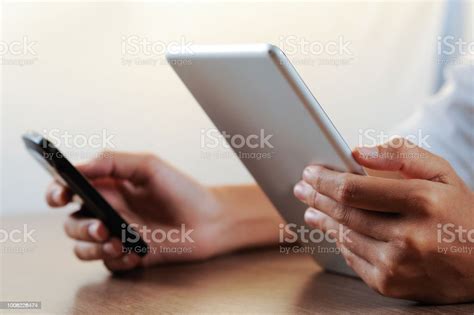 스마트폰 및 태블릿 컴퓨터를 보유 하는 사람의 근접 촬영 개념에 대한 스톡 사진 및 기타 이미지 개념 경영자 고름 Istock