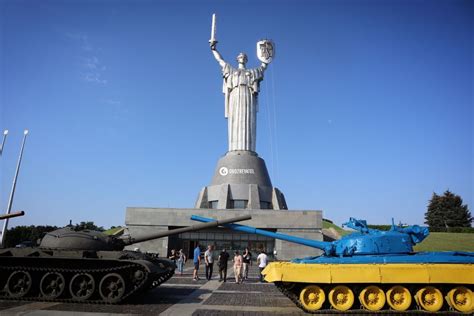 У Києві на монументі Батьківщина мати встановили тризуб фото Oboz Ua