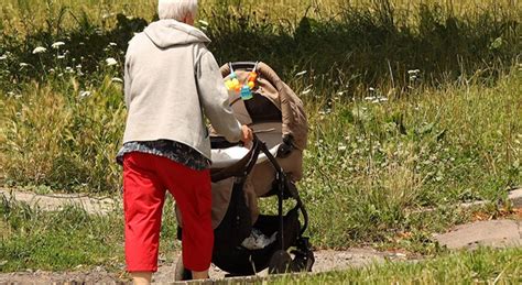 მშობლებმა გასაზრდელად ბებიასთან დამტოვეს წლების შემდეგ ჩემგან