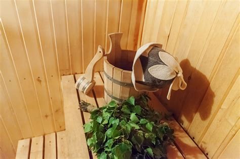 인테리어 세부 핀란드어 사우나 한증막 목욕탕 전통적인 사우나 액세서리 분지 자작 나무 빗자루 스쿱 펠트 모자 개인 장식품에 대한 스톡 사진 및 기타 이미지 Istock