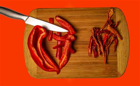 말린 고추 칩 카피아 달콤한 종 파프리카 신선한 후추 조각을 나무 주방 보드에 담았습니다 닫고 공간을 복사하십시오 건강한 생활방식에 대한 스톡 사진 및 기타 이미지 Istock