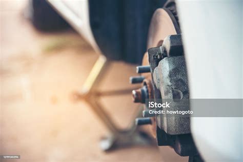 정비사 남자 자동차 서비스 수리 자동차 차고 자동차 서비스 기계 남자 공학 자동차 기계 는 자동차 수리를 고정 손을 닫습니다 정비공 워크숍 센터 엔진에 대한 스톡 사진 및