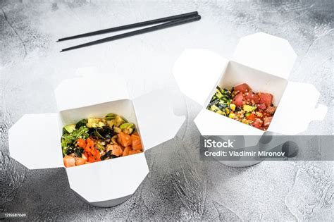 야채 연어 참치와 종이 상자에 부처님 그릇 길거리 음식 테이크 아웃 흰색 배경입니다 맨 위 보기 국수에 대한 스톡 사진 및 기타 이미지 Istock