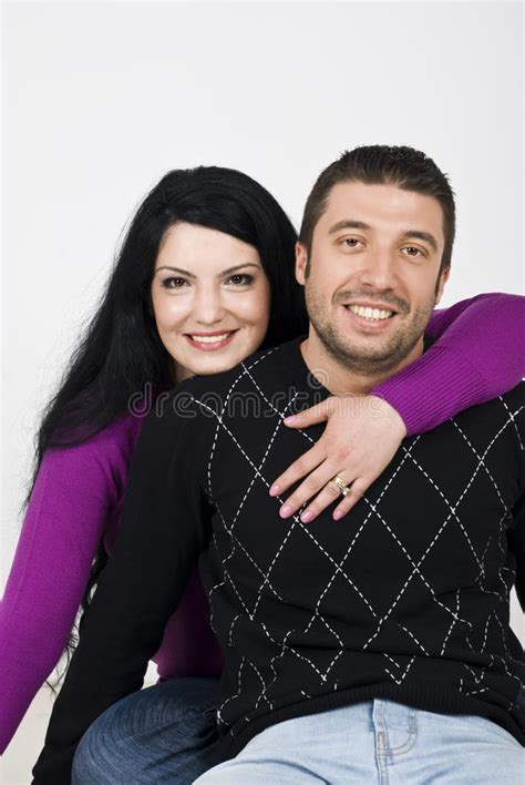 Pares Jovenes Felices En Amor Foto De Archivo Imagen De Adulto Abrazo