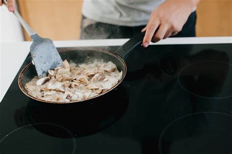 현대 흰색 부엌에서 전기 난로에 버섯과 양파를 구이 홈 피자를 만드는 과정 재료를 닫습니다 가정 요리 컨셉 굽기에 대한 스톡