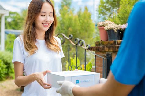 아픈 아시아 젊은 여성은 병원 배달 서비스에서 의약품 응급 처치 약국 상자를받습니다 25 29세에 대한 스톡 사진 및 기타 이미지 25 29세 2명 격리 Istock